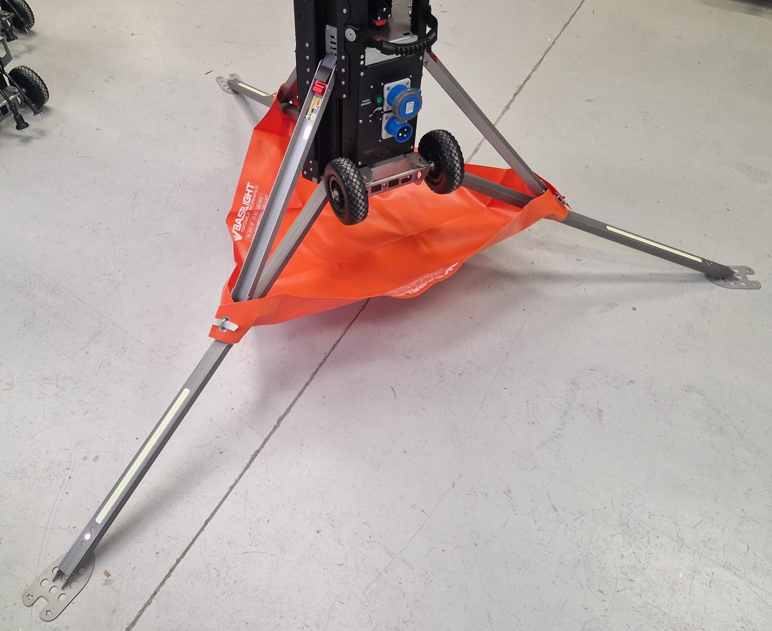 プライムデザインスウェーデン LED投光器 ベースライト | 建設機械 | 製品情報 | GADELIUS